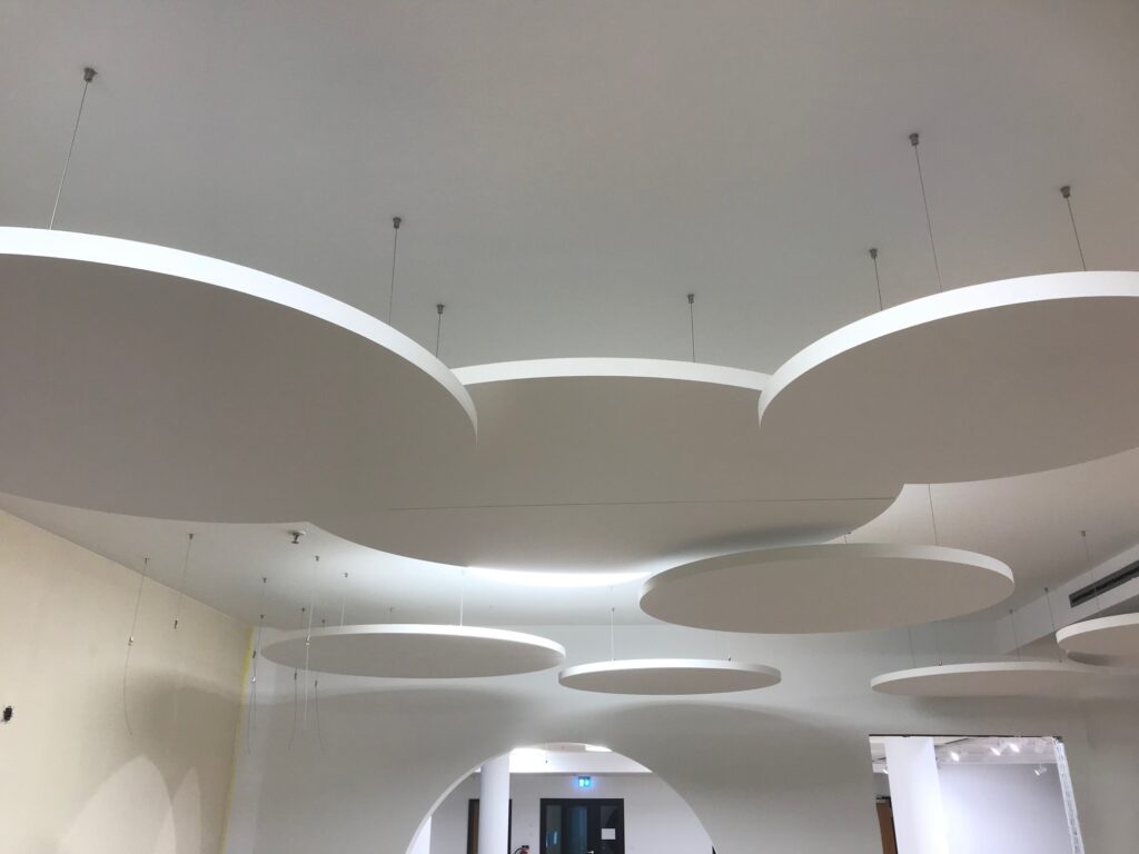 Montage der Ecophon Solo Circle Deckensegel - Referenzen der WB Akustik GmbH